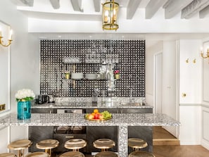 Apartamento, vista para a cidade | Cozinha privada | Geladeira, micro-ondas, fogão, cooktop