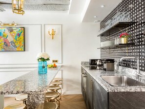 Apartamento, vista para a cidade | Cozinha privada | Geladeira, micro-ondas, fogão, cooktop