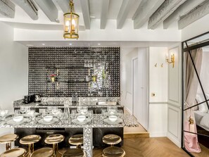 Apartamento, vista para a cidade | Cozinha privada | Geladeira, micro-ondas, fogão, cooktop