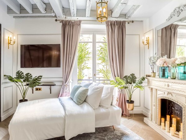 Apartamento, vista para a cidade | Área de estar | Smart TV 43 polegadas com canais a cabo, Netflix, serviços de streaming