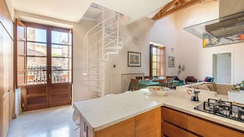 Apartamento, 3 quartos, varanda | Cozinha privada | Uma chaleira elétrica