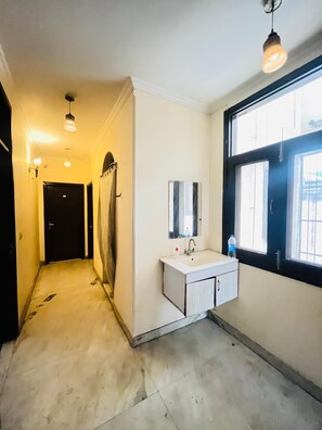 Toalhas de banho, sabonete, shampoo, papel higiênico