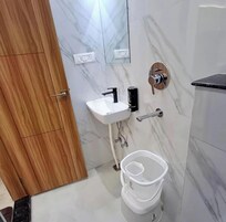 Um polibã, um chuveiro fixo, chinelos, um bidé 