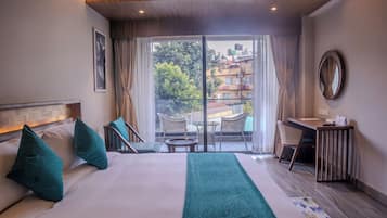 Quarto casal luxo, vista para a cidade | Cofres nos quartos, escrivaninha, espaço de trabalho para notebook