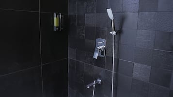 Quarto Duplo ou Twin Deluxe | Casa de banho | Um secador de cabelo, toalhas fornecidas, sabão, champô