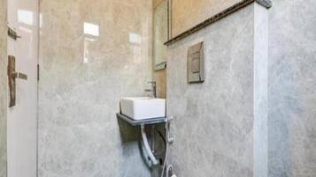 Toalhas fornecidas, sabão, champô, papel higiénico