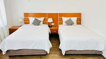 Quarto Twin Standard, Vista para a cidade | Casa de banho | Um polibã, artigos de higiene pessoal grátis, um secador de cabelo