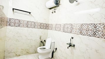 Quarto casal | Banheiro | Chuveiro, toalhas de banho, sabonete, shampoo