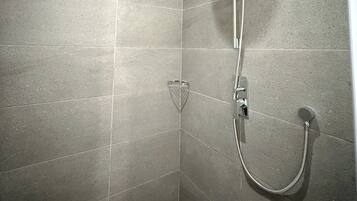 Apartamento Standard | Casa de banho | Um polibã, toalhas fornecidas, champô, papel higiénico