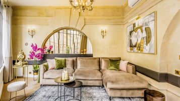 Apartamento, vista para a cidade | Área de estar | Smart TV 43 polegadas com canais a cabo, Netflix, serviços de streaming