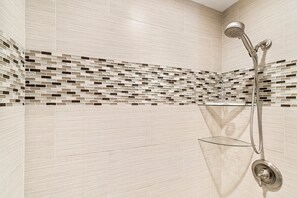 Condo, 2 quartos | Banheiro | Toalhas de banho 