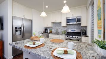 Apartamento em Condomínio Fechado, 1 quarto | Cozinha privada | Um frigorífico, um forno, uma cafeteira/bule, uma torradeira