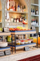 Buffet com diversas opções de comida e distribuidores de bebida.