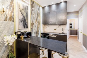 Apartamento, vista para o pátio | Cozinha privada | Um frigorífico, um micro-ondas, um forno, uma placa de cozinha