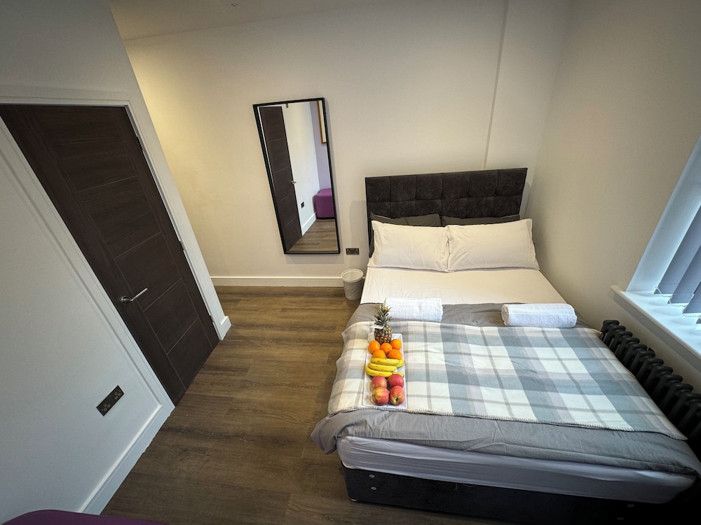Luxury Southgate House 6 Bedroom 6 bathroom Jacuzzi Bath 2 Min M62 Free ...