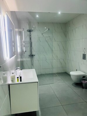 Apartamento Comfort, Vista para a cidade | Casa de banho | Artigos de higiene pessoal grátis, um secador de cabelo 