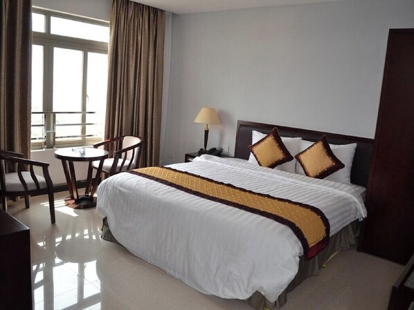 Quarto casal luxo | Cortinas blackout, ferros/tábuas de passar roupa, Wi-Fi de cortesia