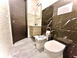 Quarto Clássico com Cama de Casal, varanda, vista parcial para o mar | Casa de banho | Um polibã, artigos de higiene pessoal grátis, um secador de cabelo 