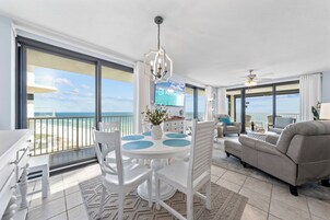 Condo com design assinado, 3 quartos, para não fumantes, vista para a praia | Opções para refeição no quarto