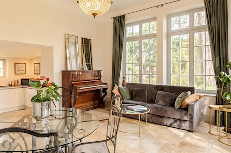 Casa de campo clássica, vista para o jardim | Área de estar. Château St Justin