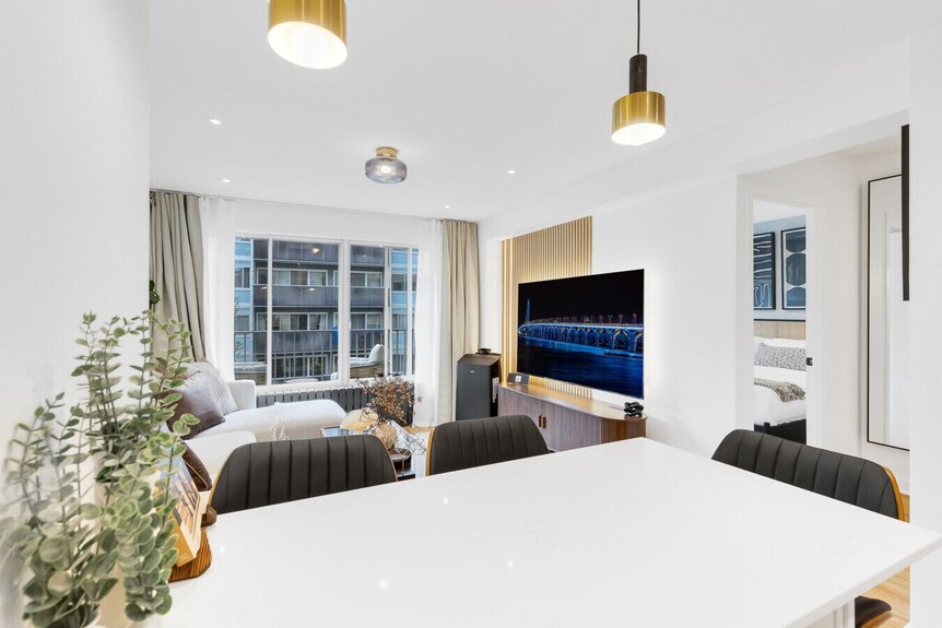 Downtown Montreal Atelier W/ Balcony | 1br King Bed, Sofa Bed, Parking, Tv & Gym - Brossard