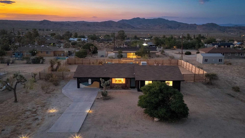 Good Vibes Only By Avantstay Modern Chic Grill, Fire Pit + Hammocks - Joshua Tree, CA