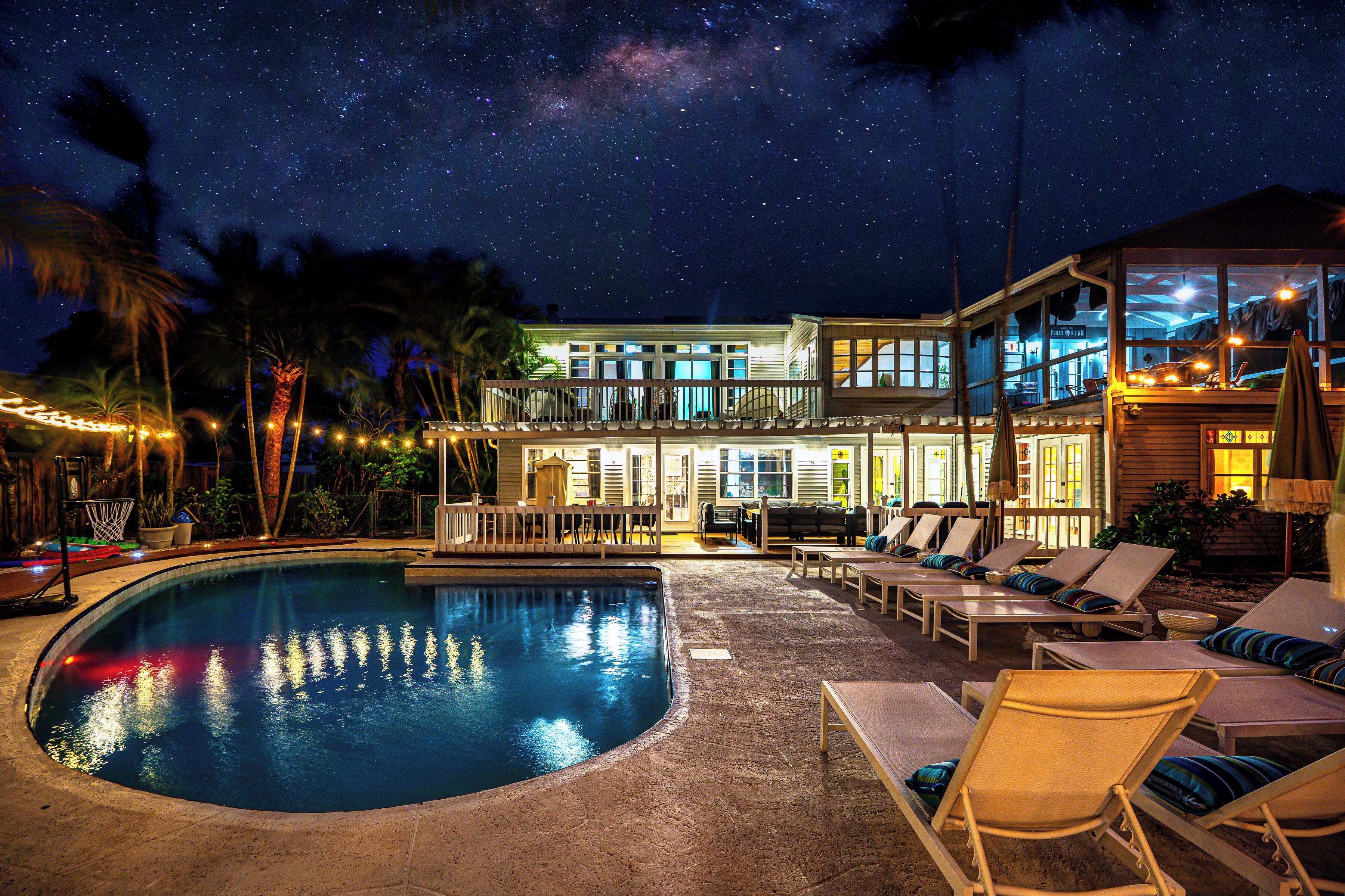 Piscina externa, guarda-sóis, espreguiçadeiras