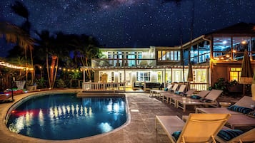 Piscina externa, guarda-sóis, espreguiçadeiras