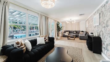 Vila luxo, 6 quartos, vista para o jardim | Sala de estar | Smart TV 55 polegadas com canais digitais, lareira, Netflix