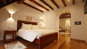 Suite Familiar, 2 quartos | Cofre no quarto, secretária, cortinas/cortinados opacos, Wi-fi grátis