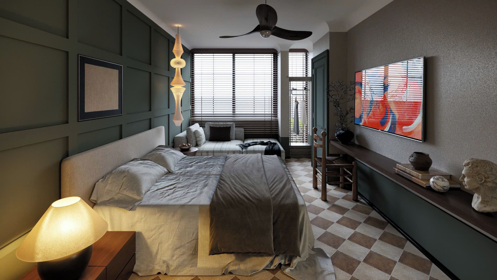 Quarto com cama, abajur e ventoinha no teto.