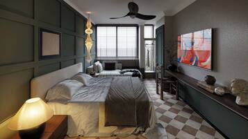 Quarto com cama, abajur e ventoinha no teto.