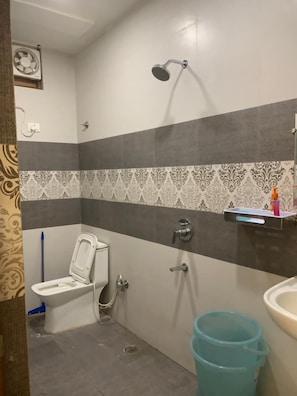 Quarto luxo | Banheiro | Chuveiro, produtos de toalete grátis, toalhas de banho, sabonete