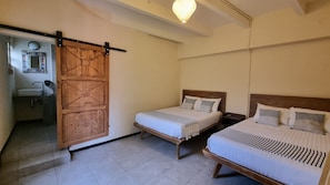 Quarto Quádruplo Comfort, vista para o pátio | Wi-fi grátis