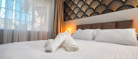 Quarto casal superluxo, vista para o jardim | Cortinas blackout, ferros/tábuas de passar roupa, Wi-Fi de cortesia