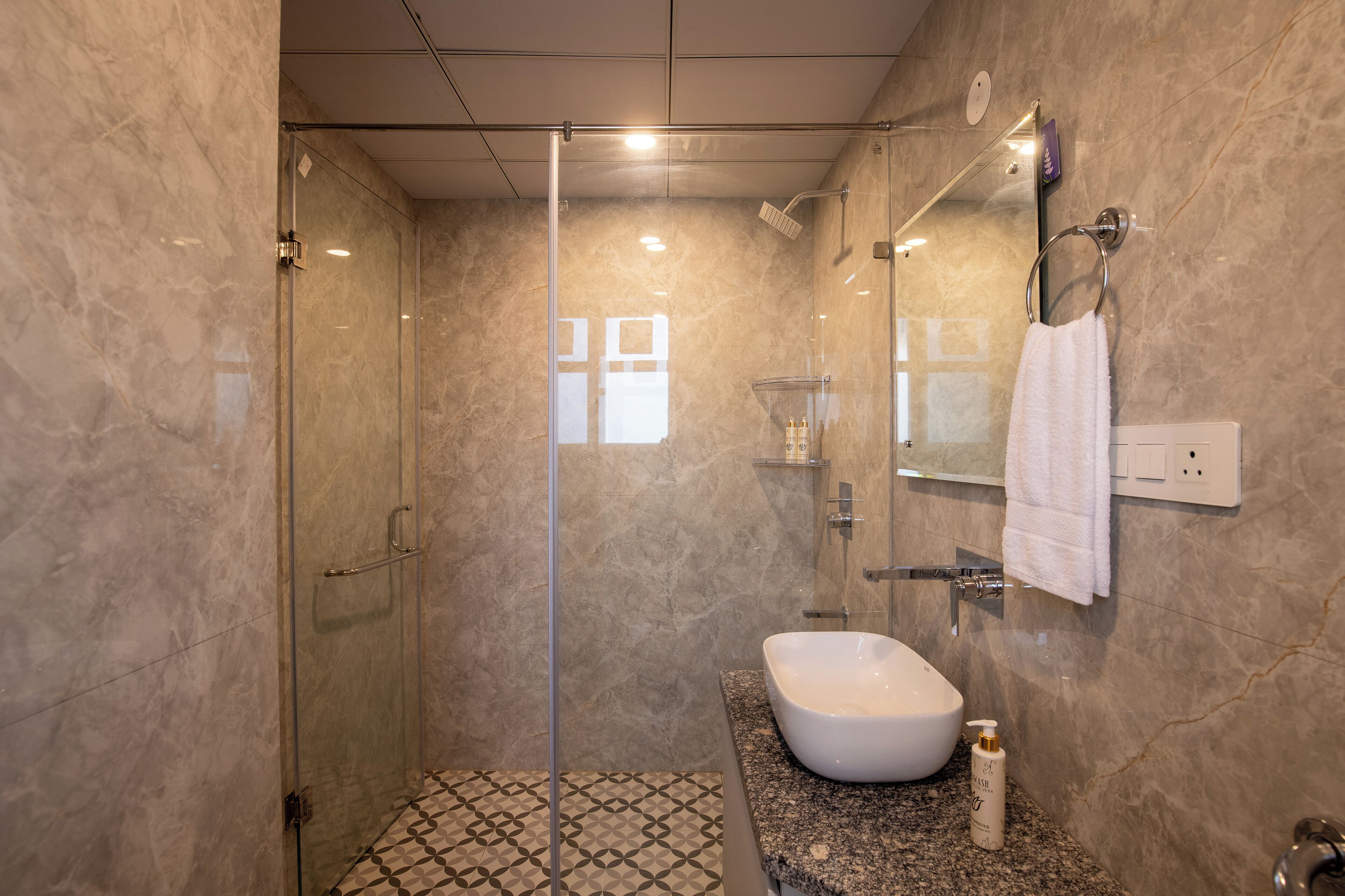 Estúdio Superior, varanda, Vista para a cidade | Casa de banho | Um polibã, um chuveiro fixo, artigos de higiene pessoal grátis 