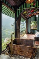 Suite Deluxe, vista para a montanha | Casa de banho | Chinelos, toalhas fornecidas, sabão, champô 