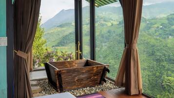 Cofre no quarto, cortinas/cortinados opacos, ferro/tábua de engomar