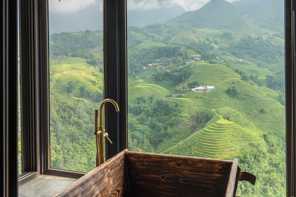 Chinelos, sabão, champô, papel higiénico