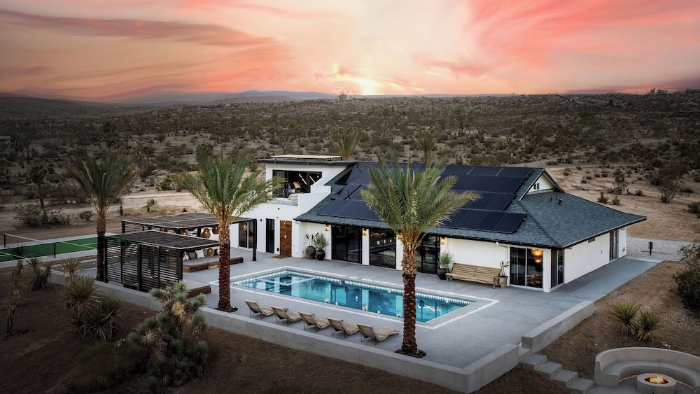 Iconic 6br Desert Retreat W/ Pool, Pickleball & Fire Pit Joshua Tree Mansion By Avantstay - Joshua Tree, CA