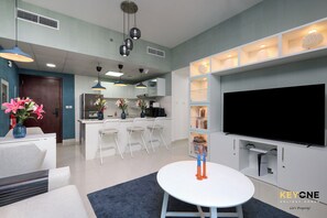 Apartamento Deluxe, vista parcial para o mar | Sala de estar | Monitores 