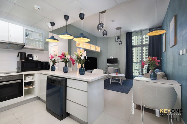 Apartamento Deluxe, vista parcial para o mar | Sala de estar | Monitores 