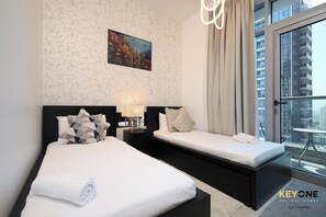 Apartamento Deluxe, vista parcial para o mar | Cortinas/cortinados opacos, ferro/tábua de engomar, Wi-fi grátis 