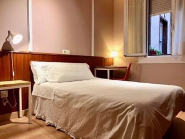 Quarto solteiro | Ferros/tábuas de passar roupa, Wi-Fi de cortesia