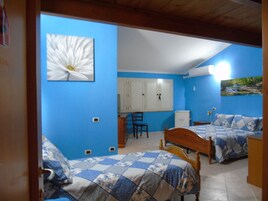 Quarto Twin Familiar, Vista para a cidade | Wi-fi grátis, roupa de cama fornecida 