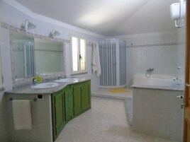 Quarto Quádruplo, Vista para a cidade | Casa de banho