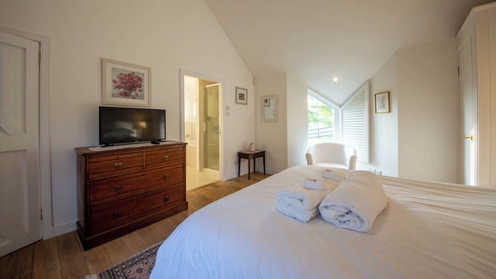 Luxury waterfall cottage with private hot tub at Loch Tay - Aberfeldy ...