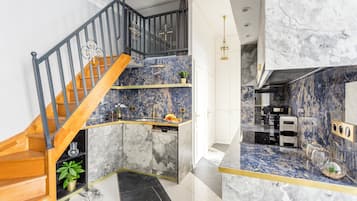 Apartamento, Vista para a cidade | Cozinha privada | Um frigorífico, um micro-ondas, um forno, uma placa de cozinha