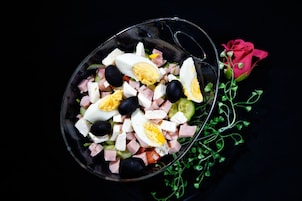 Salada com ovos cozidos, azeitonas e fiambre.