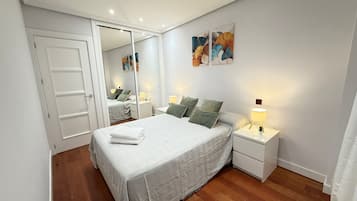 Quarto casal, banheiro compartilhado | Escrivaninha, ferros/tábuas de passar roupa, Wi-Fi de cortesia